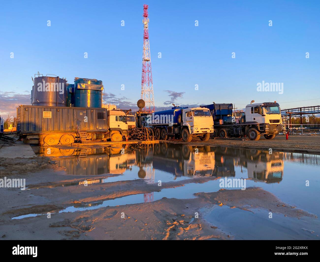 Crude oil collection pipeline hi-res stock photography and images - Alamy