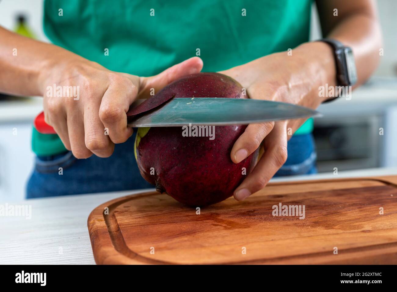 Mango cut hand hi-res stock photography and images - Alamy