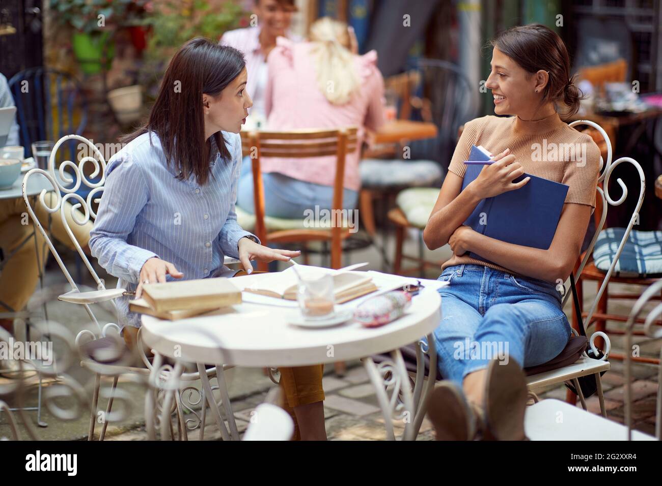 Surprised group people hi-res stock photography and images - Alamy