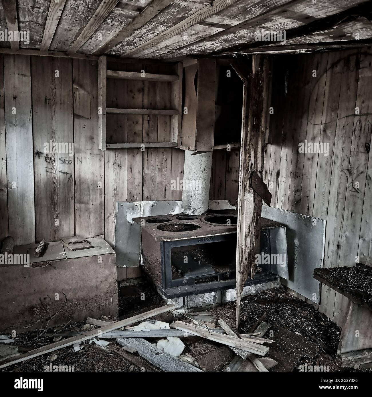Abandoned stove hi-res stock photography and images - Alamy