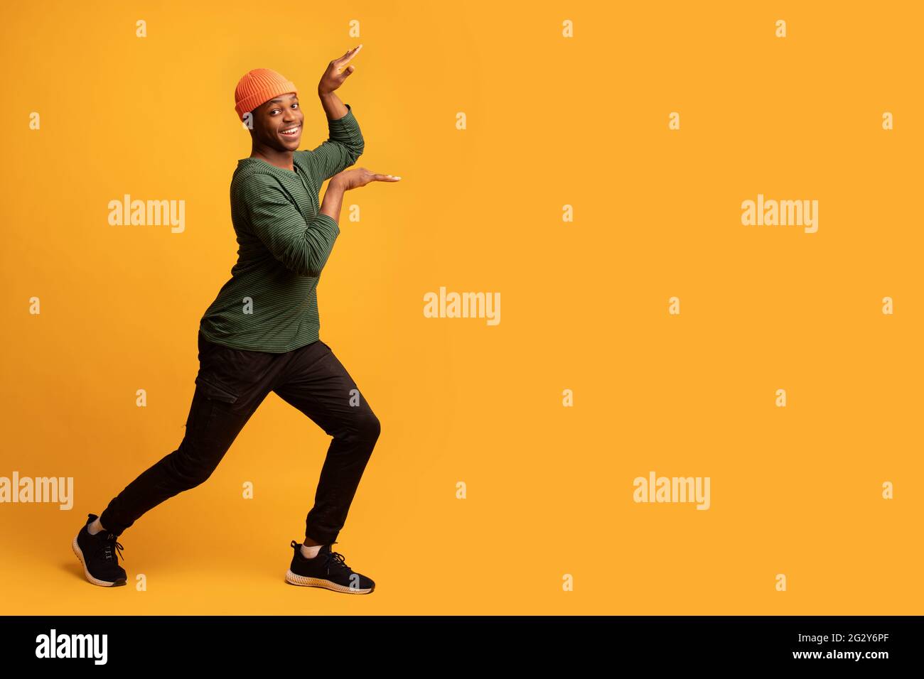 Funny dance pose hi-res stock photography and images - Alamy