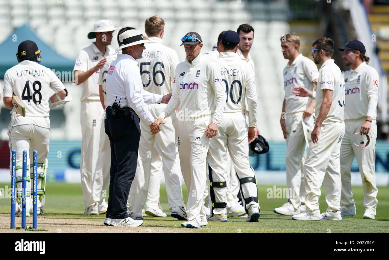 Cricket players shake hands hi-res stock photography and images - Alamy
