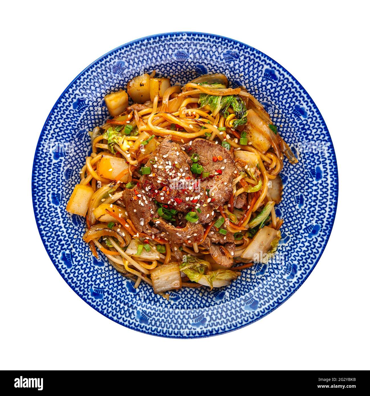 Isolated bowl of asian beef noodle wok dish Stock Photo - Alamy