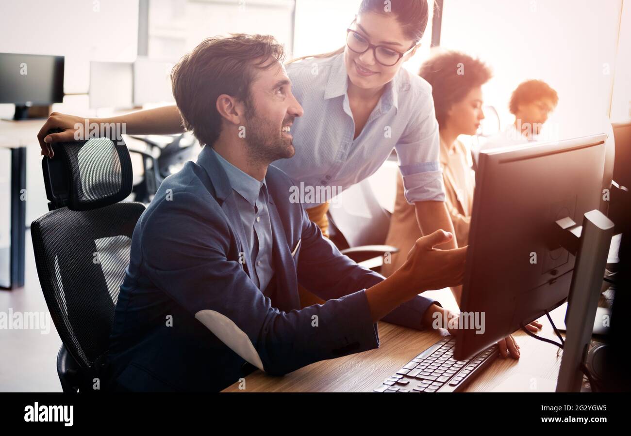 People working with computers hi-res stock photography and images - Alamy