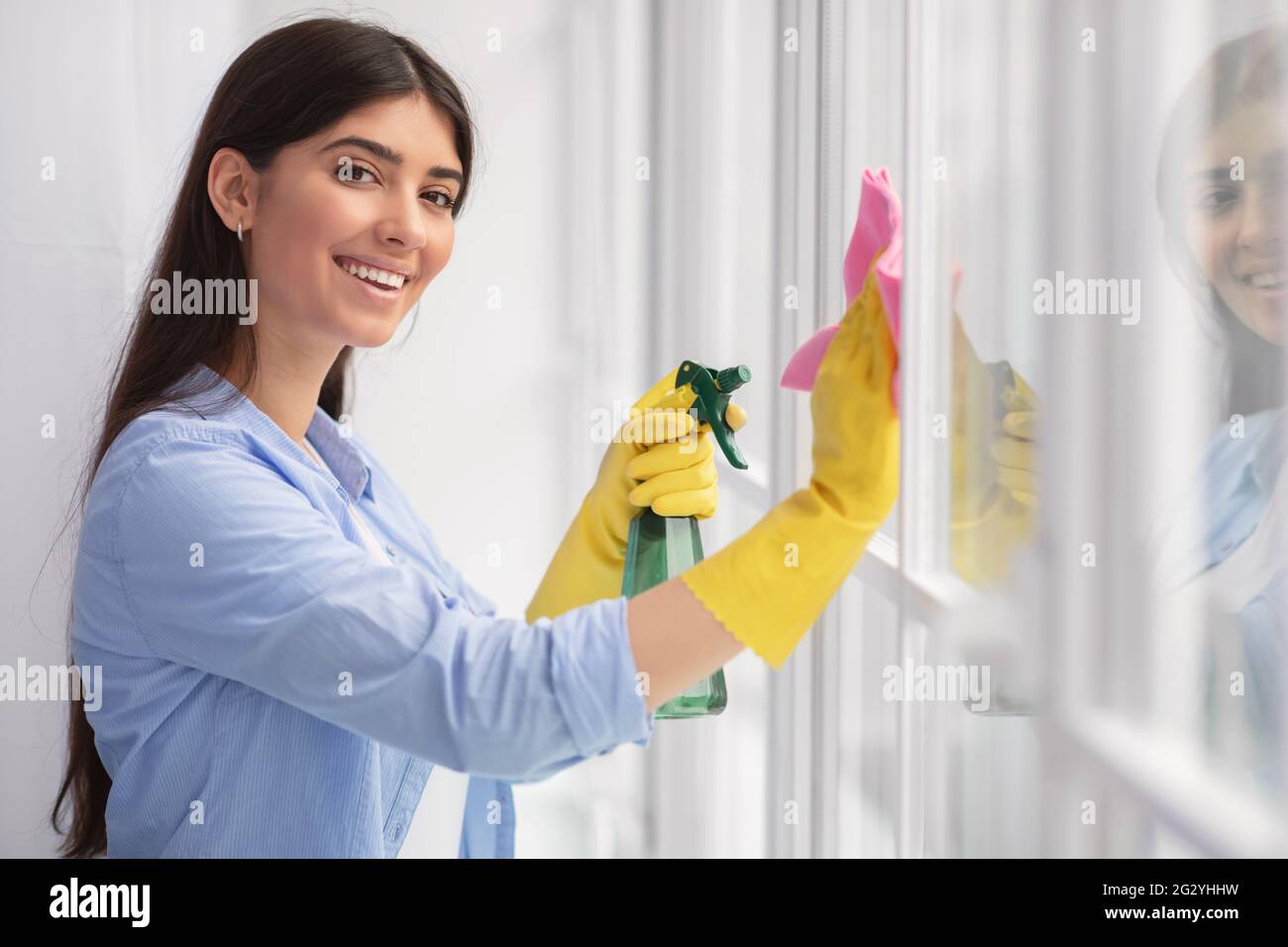 Office window cleaning woman hi-res stock photography and images - Alamy