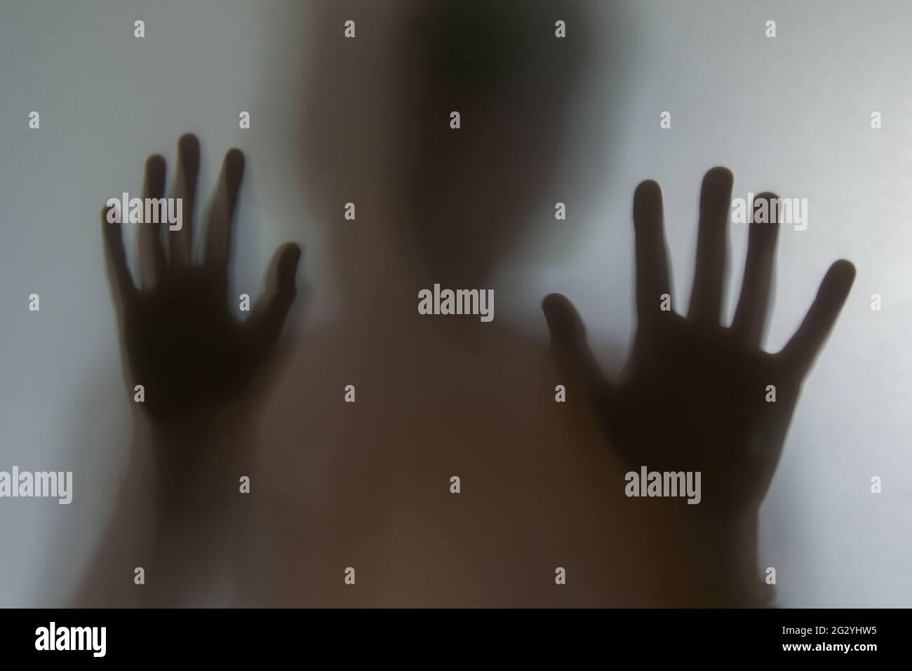Person behind frosted glass hi-res stock photography and images - Alamy