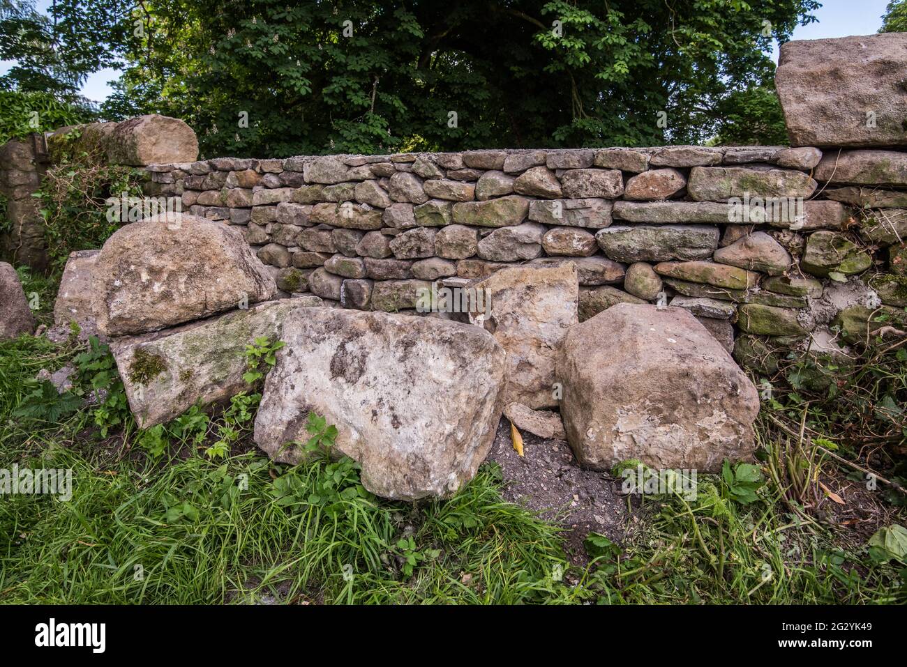 St Marys Long Preston churchyard wall Stock Photo - Alamy