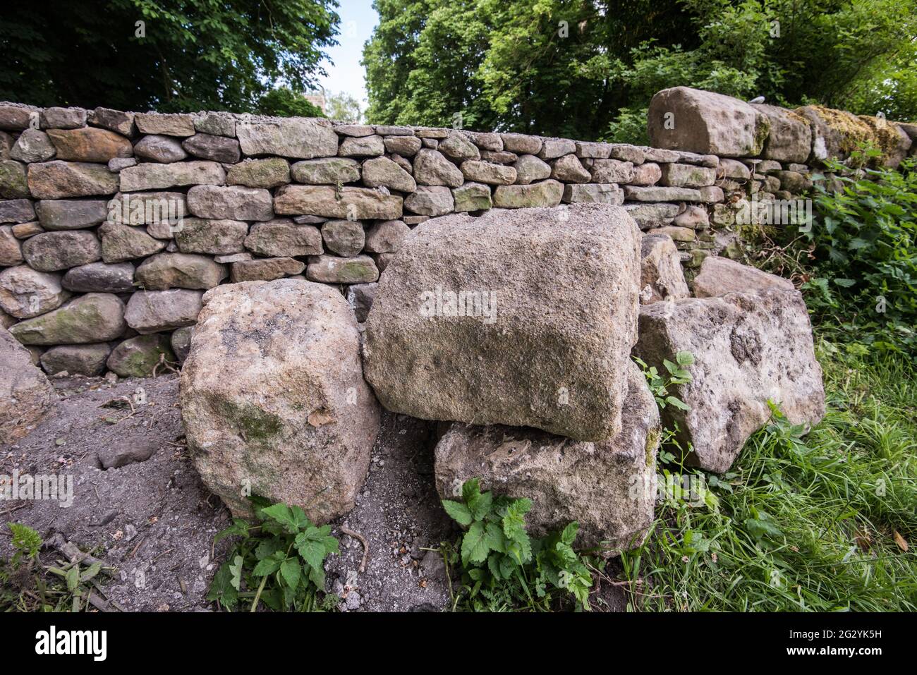 St Marys Long Preston churchyard wall Stock Photo - Alamy