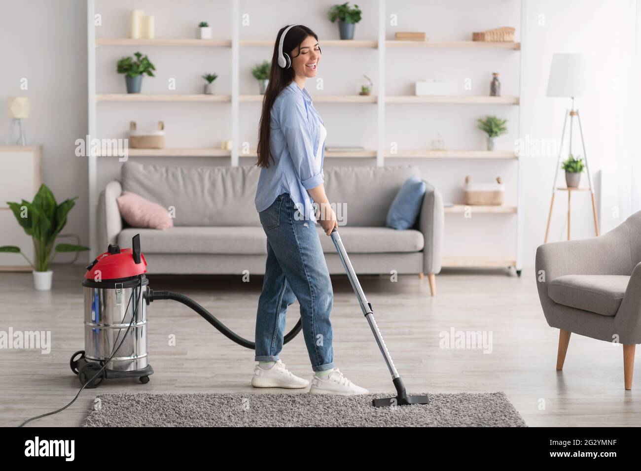 Hoover woman hi-res stock photography and images - Alamy