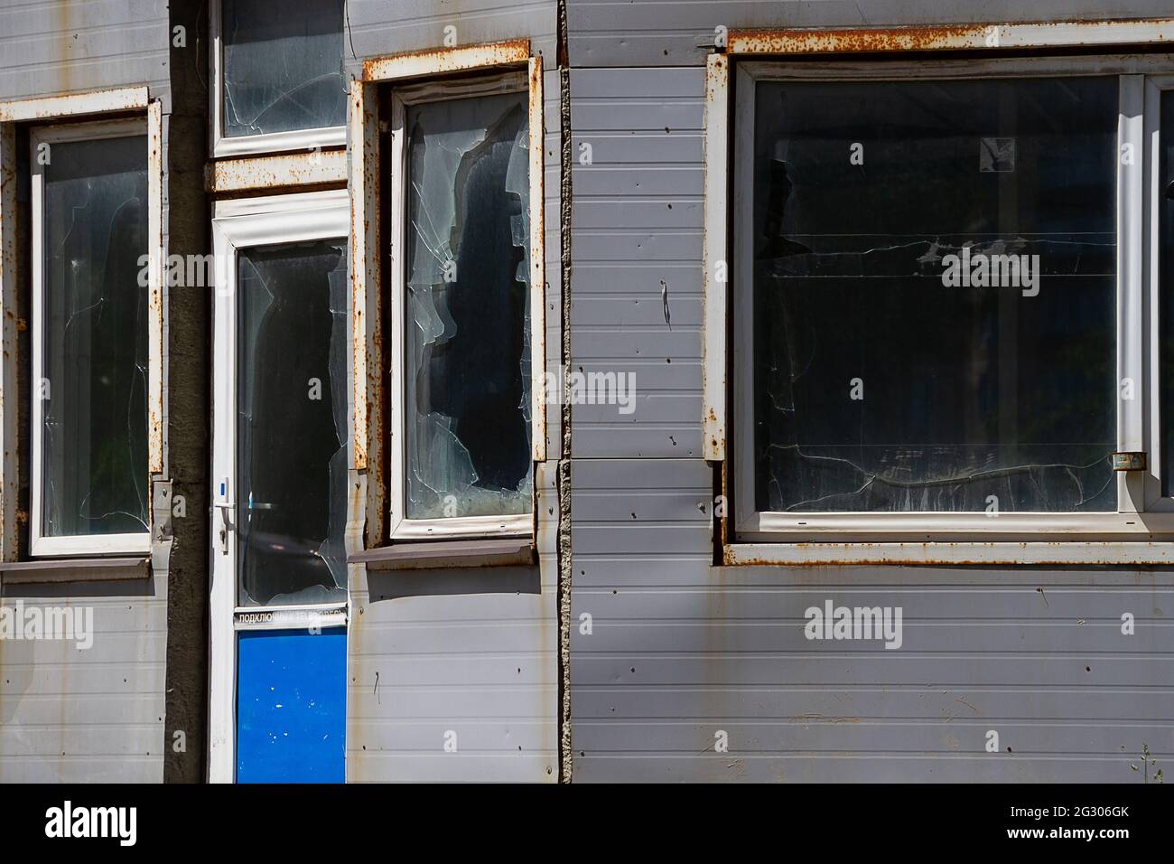 Smashed store windows hi-res stock photography and images - Alamy