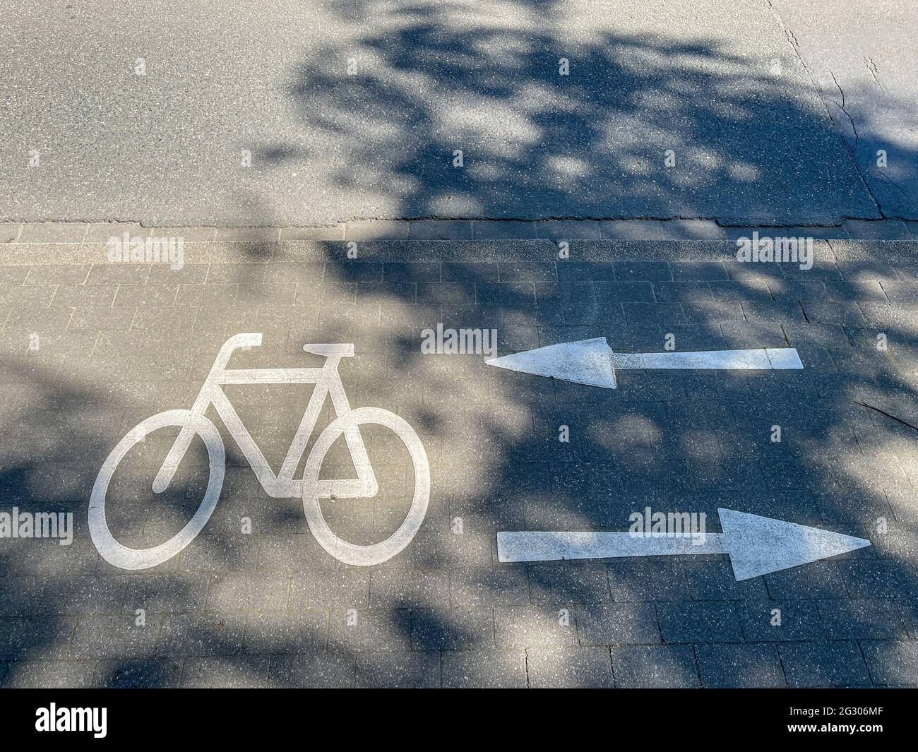 Marking on the bicycle path, bicycle symbol with arrows to the right ...