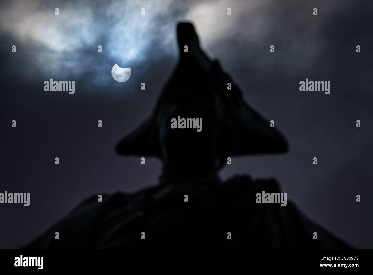 UK Weather: Partial solar eclipse seen from Greenwich Park reaches its ...