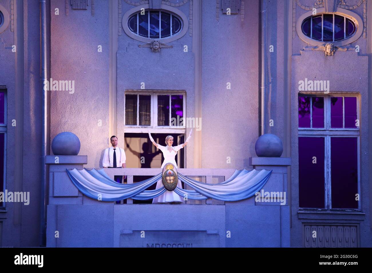 Premiere Musical Evita In Den Hauptrollen Anna Gössimax Dollingerthembi Nkosishoushik