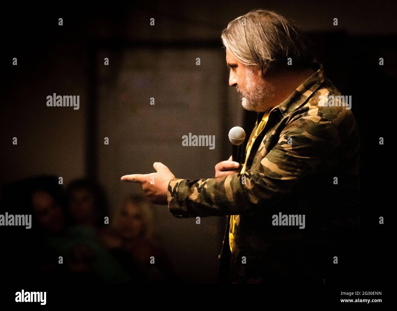 Stand up comedian in stage and audience hi-res stock photography and ...