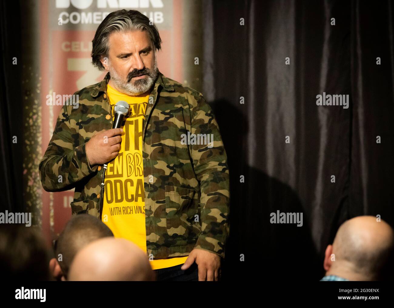 Stand up comedian in stage and audience hi-res stock photography and ...