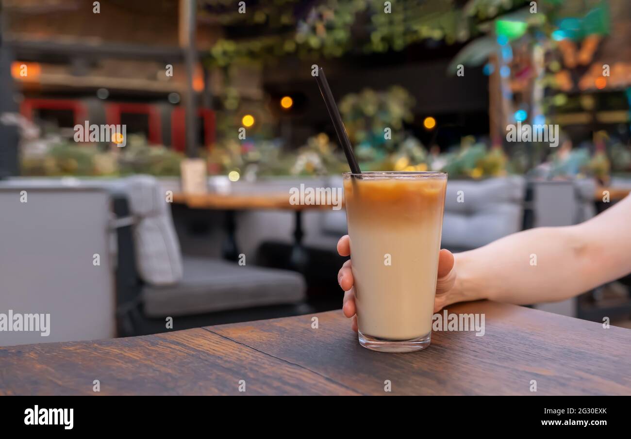 hand holding ice coffee, close up Stock Photo - Alamy