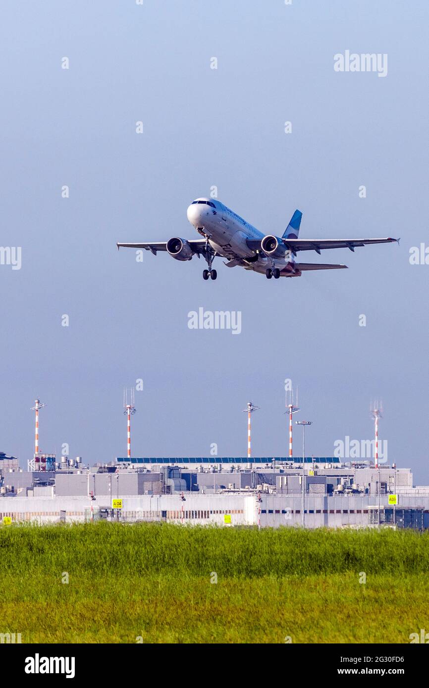 Taking off plane, Airport International Dusseldorf Stock Photo - Alamy