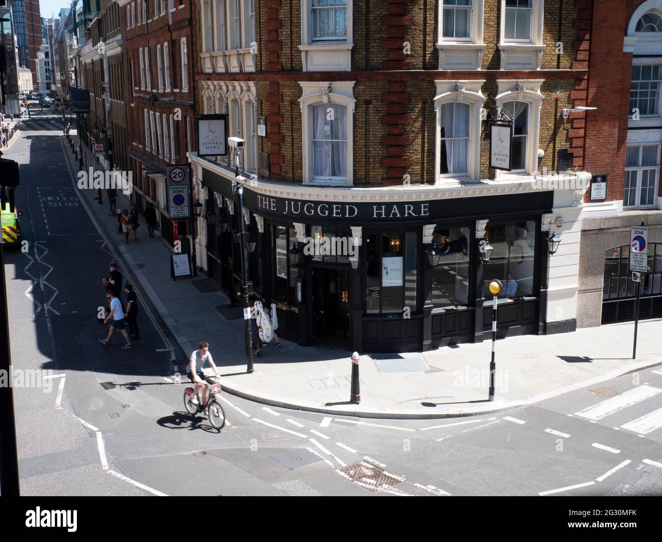 The Jugged Hare pub Chiswell Street London Stock Photo - Alamy