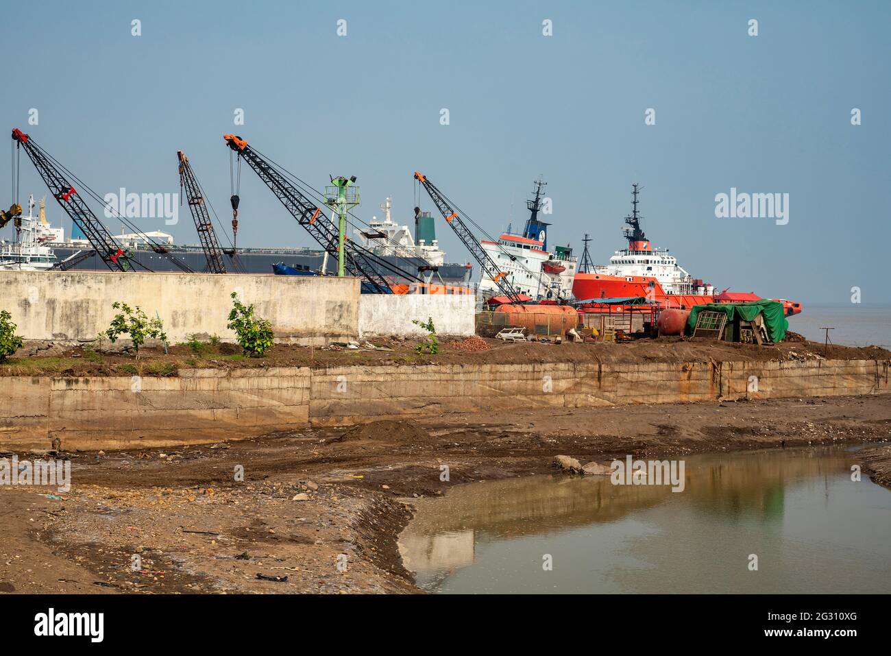 Scrapping boats hi-res stock photography and images - Alamy