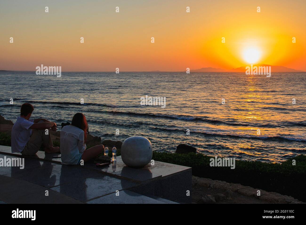 Meet the sunrise hi-res stock photography and images - Alamy