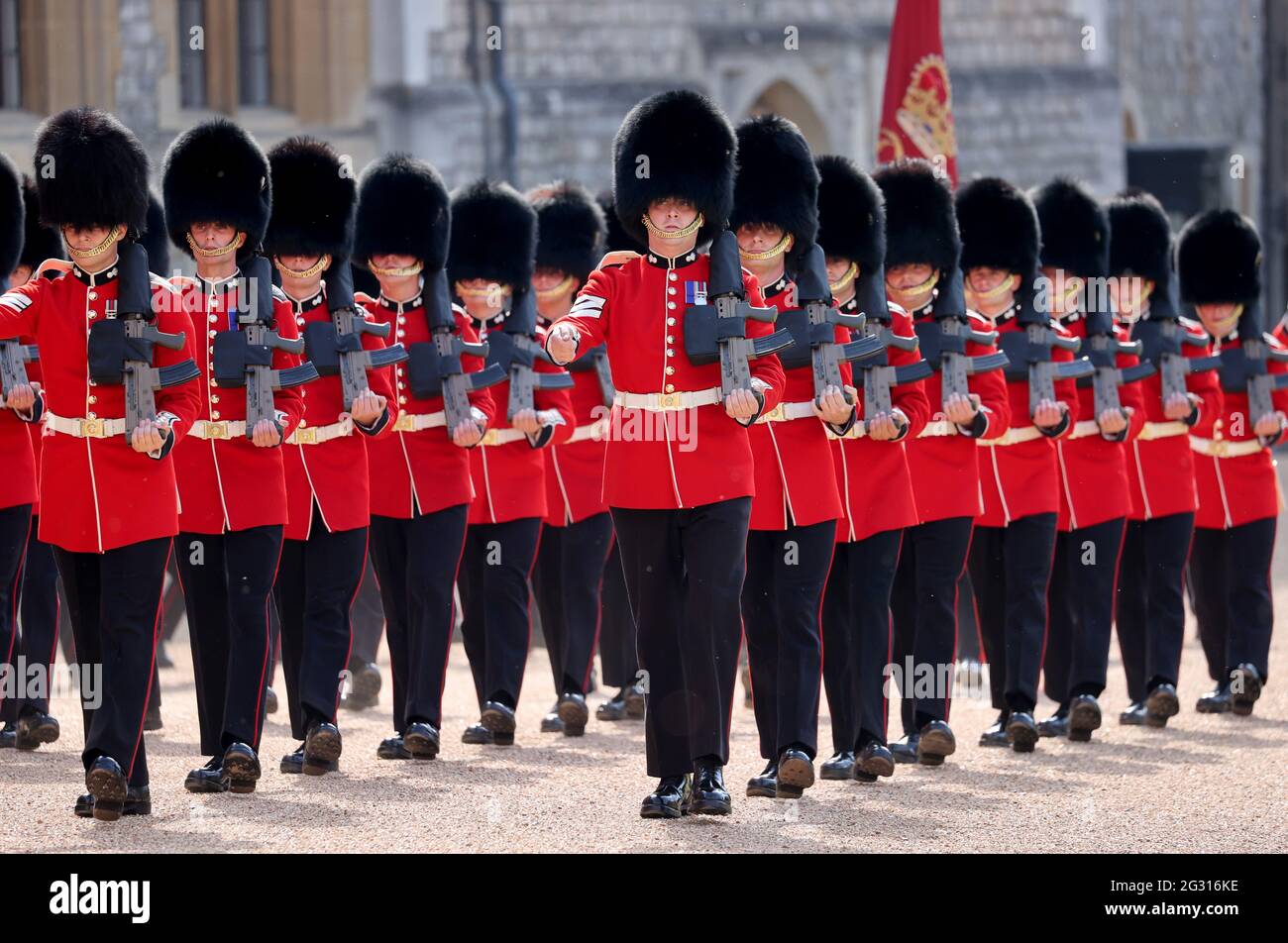 Soldiers of the Queen's Company First Battalion Grenadier Guards ...