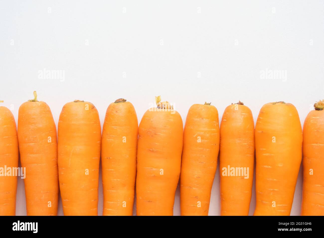 Group of ripe carrots laid out in a row Stock Photo - Alamy