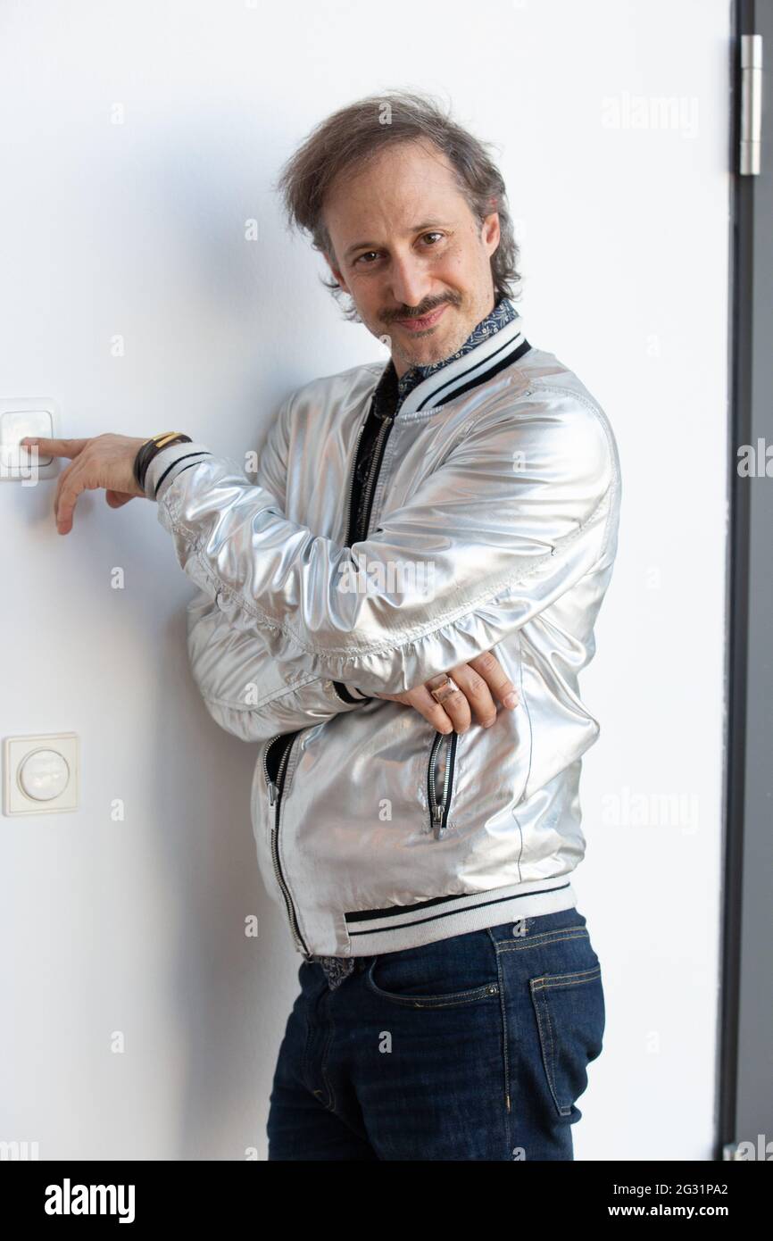 Schauspieler Michael Ostrowski am Lichtschalter beim BR Filmbrunch 2020 ...