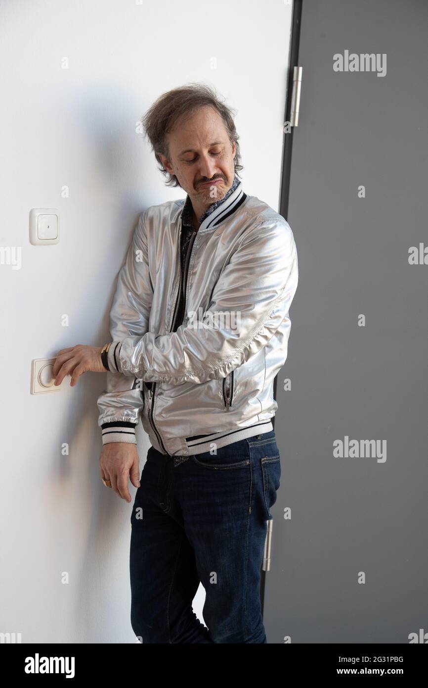 Schauspieler Michael Ostrowski am Lichtschalter beim BR Filmbrunch 2020 ...