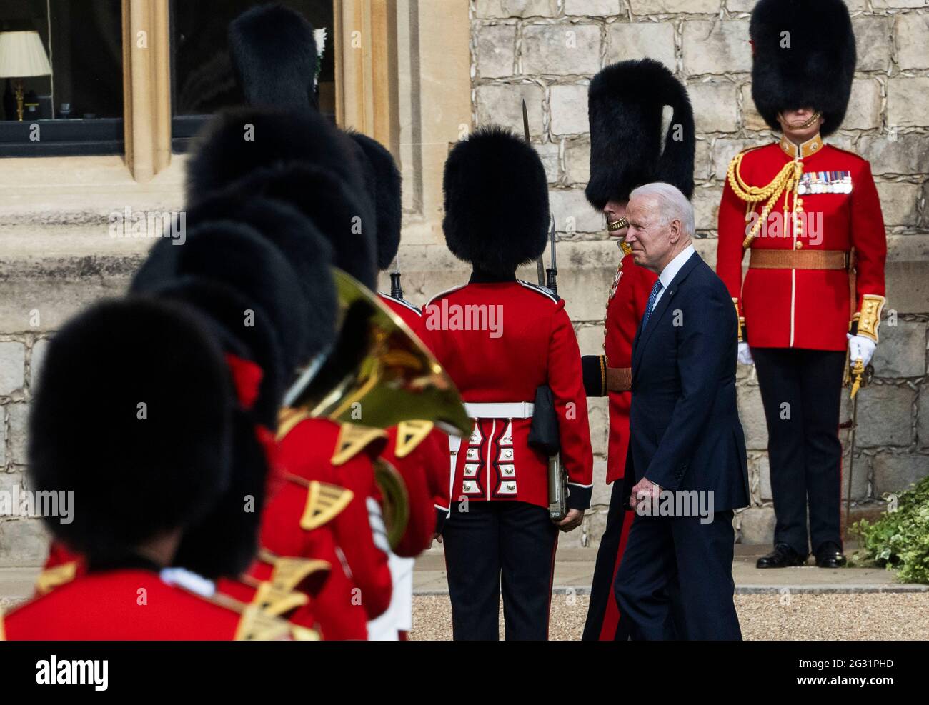 Queen elizabeth ii inspects a guard of honour hi-res stock photography ...
