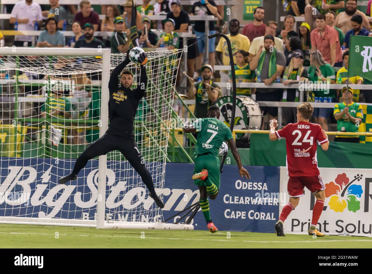 St. Petersburg, FL. USA Tampa Bay Rowdies goalkeeper Evan Lauro (1 ...