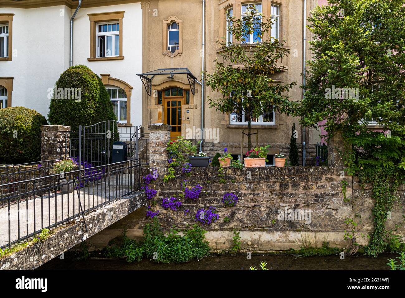 Brick house picket fence hi-res stock photography and images - Alamy