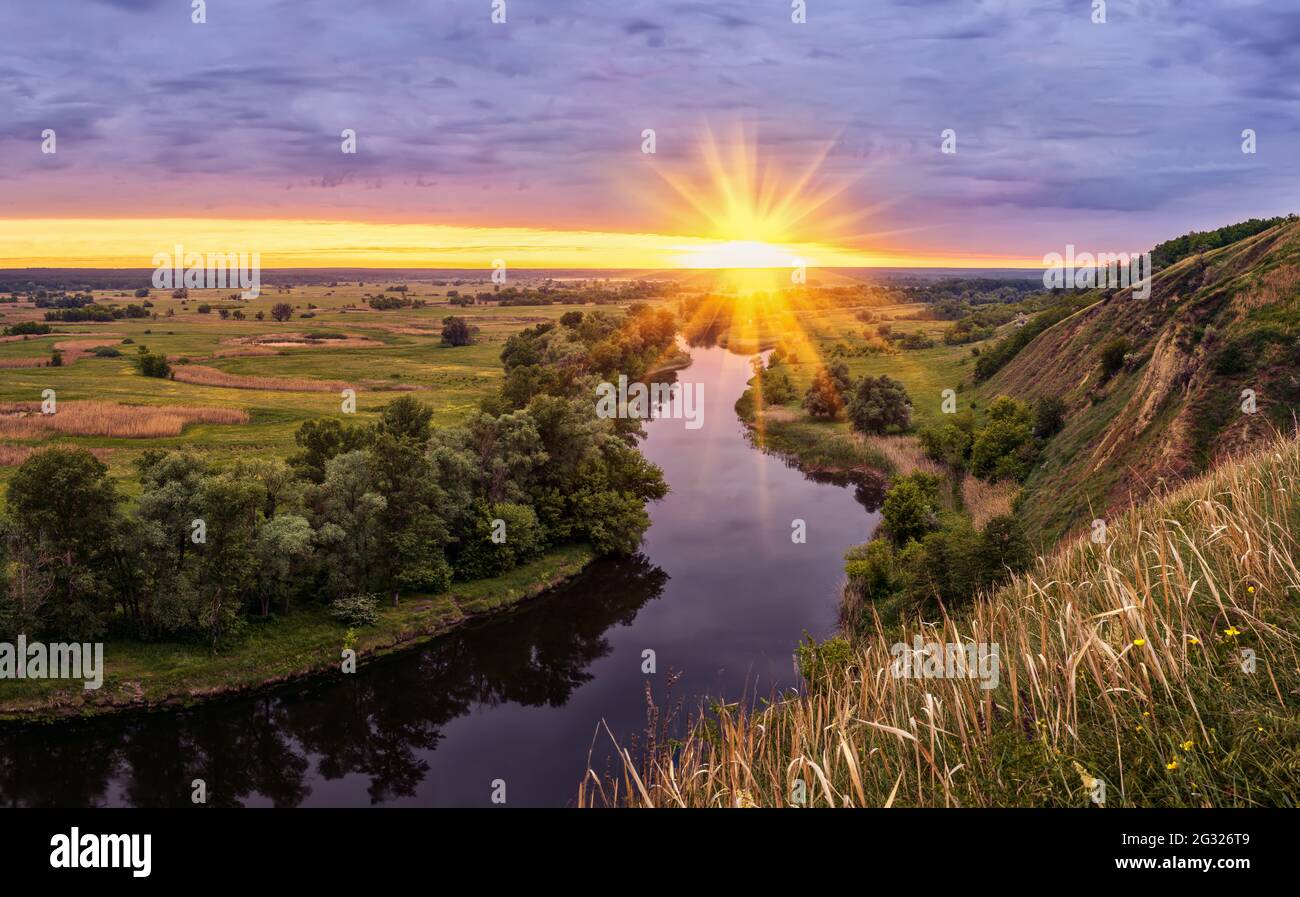 River meadow landscape hi-res stock photography and images - Alamy