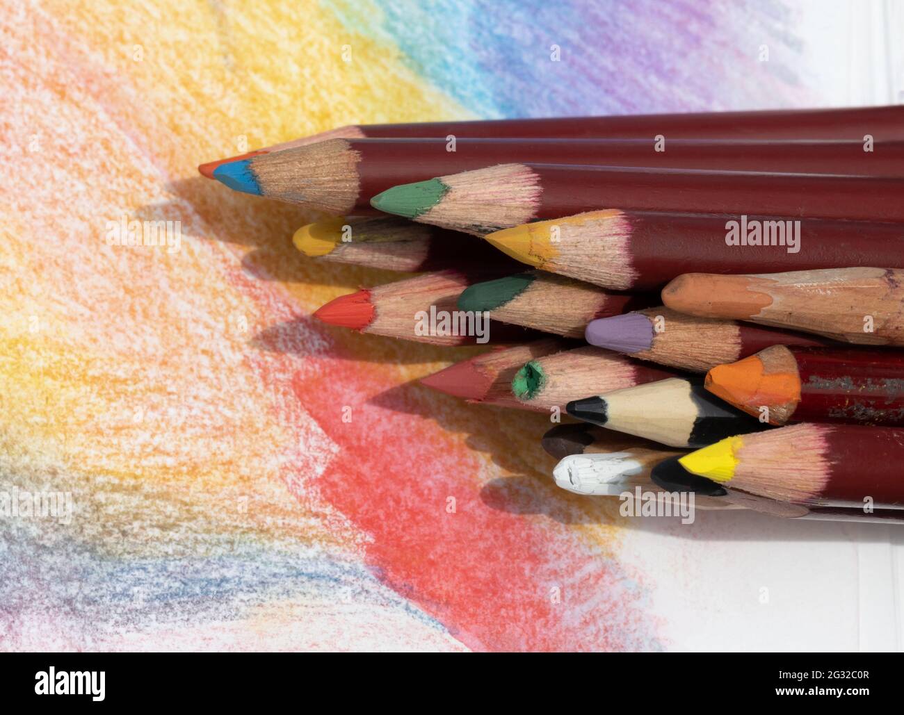 Rainbow collection colored pencils hi-res stock photography and images ...