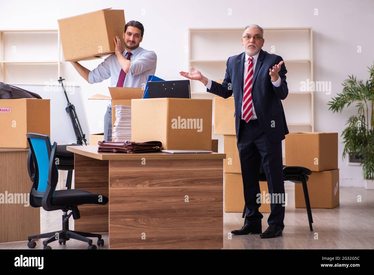 Two employees in relocation concept Stock Photo - Alamy