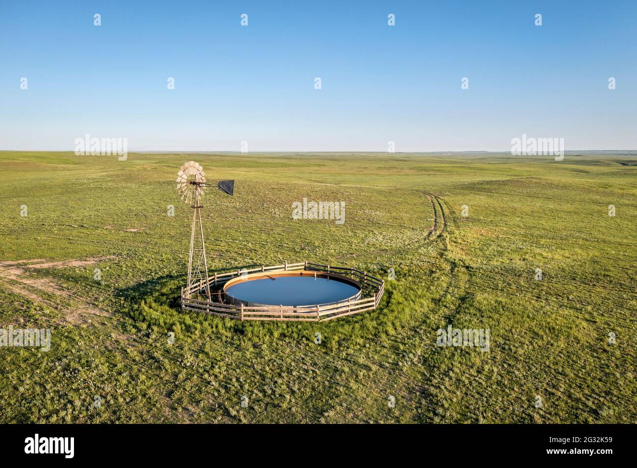 Windmill pump cattle water tank hi-res stock photography and images - Alamy