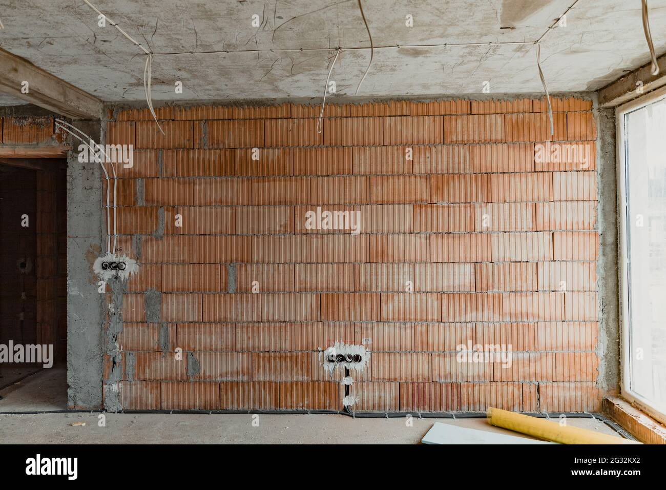 A newly built red brick wall during construction Stock Photo - Alamy