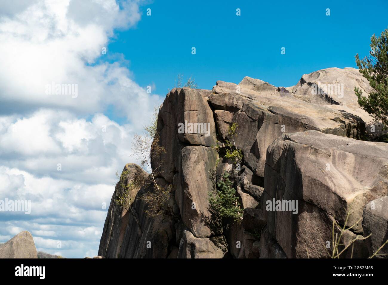Derbyshire england summer quarry hi-res stock photography and images ...