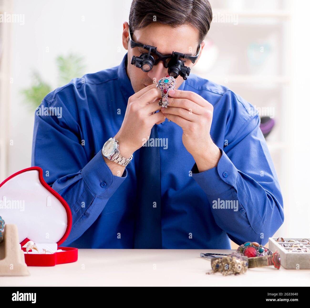 The jeweler working with luxury jewelry in the workshop Stock Photo - Alamy