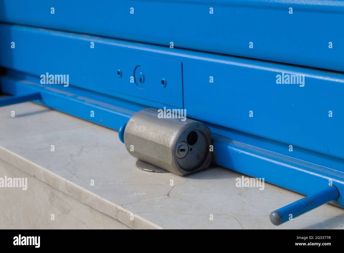 Commercial roll up metal door hi-res stock photography and images - Alamy