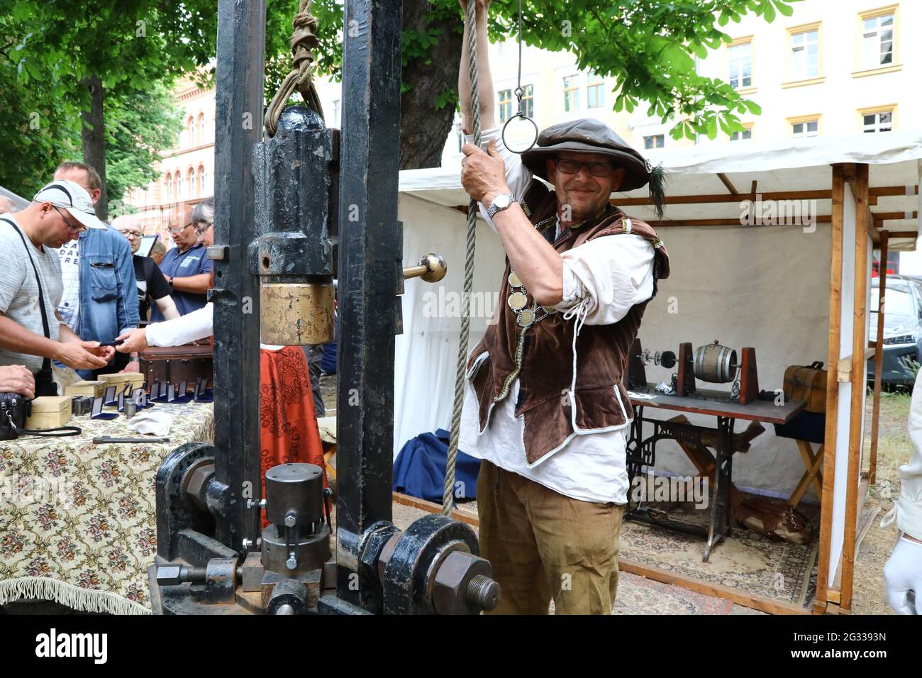 Der Görlitzer Schau-Münzer Thomas Raschke beim Schauprägen mit dem ...