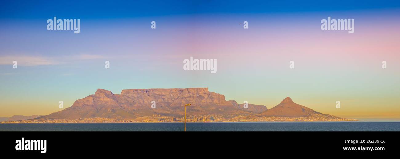 Panoramic Table Mountain behind Atlantic ocean cape town South Africa ...