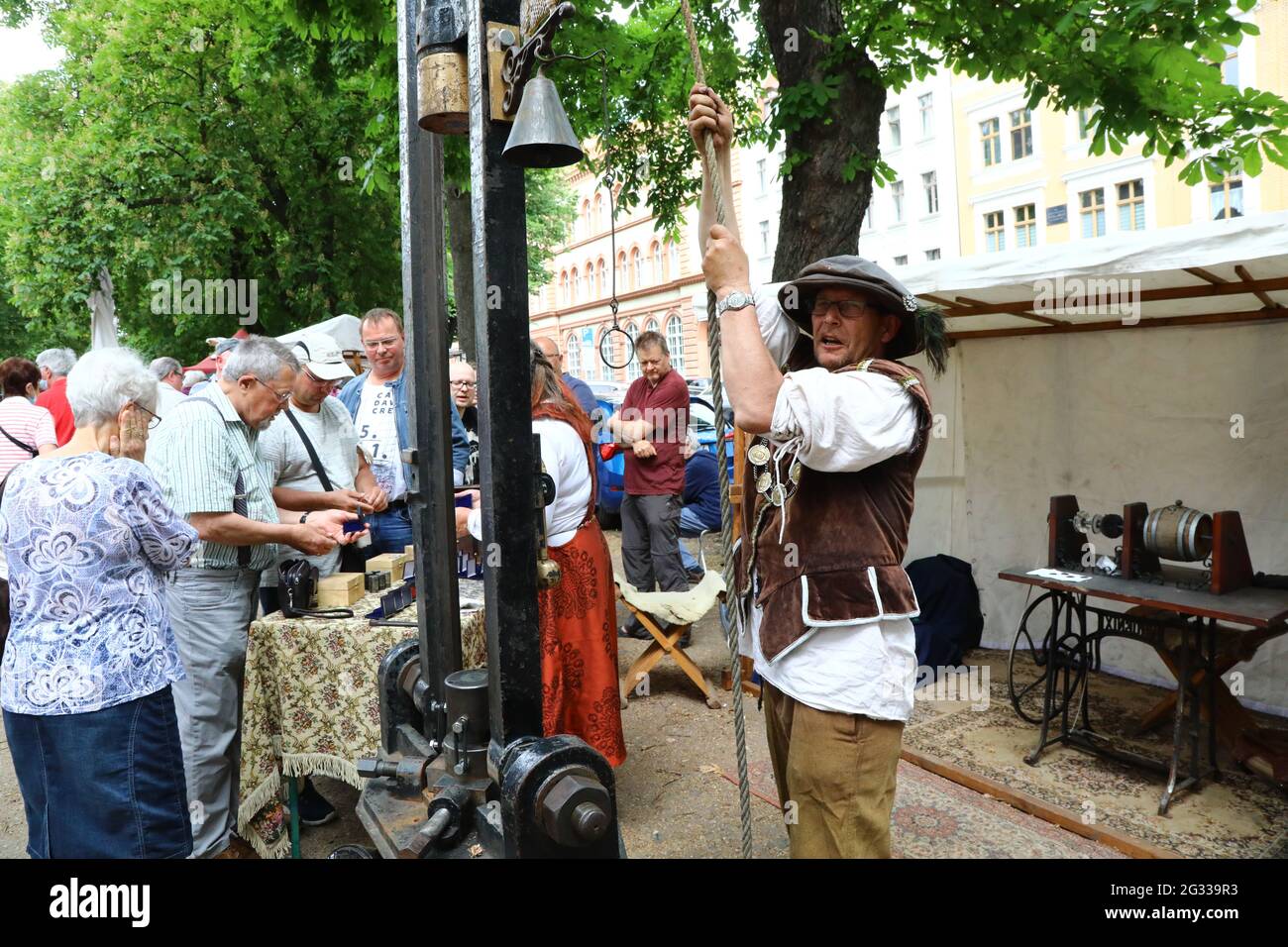 Der Görlitzer Schau-Münzer Thomas Raschke beim Schauprägen mit dem ...