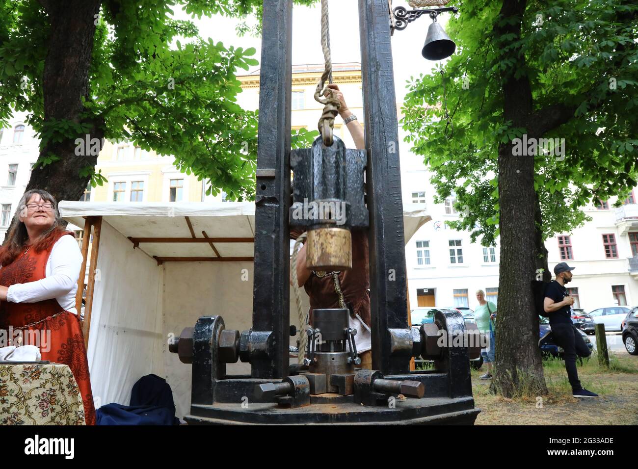 Der Görlitzer Schau-Münzer Thomas Raschke beim Schauprägen mit dem ...