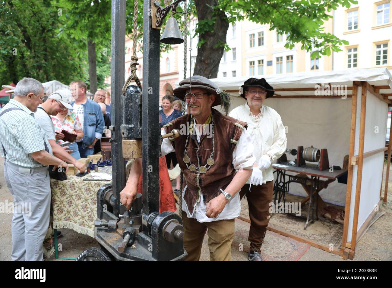 Der Görlitzer Schau-Münzer Thomas Raschke beim Schauprägen mit dem ...