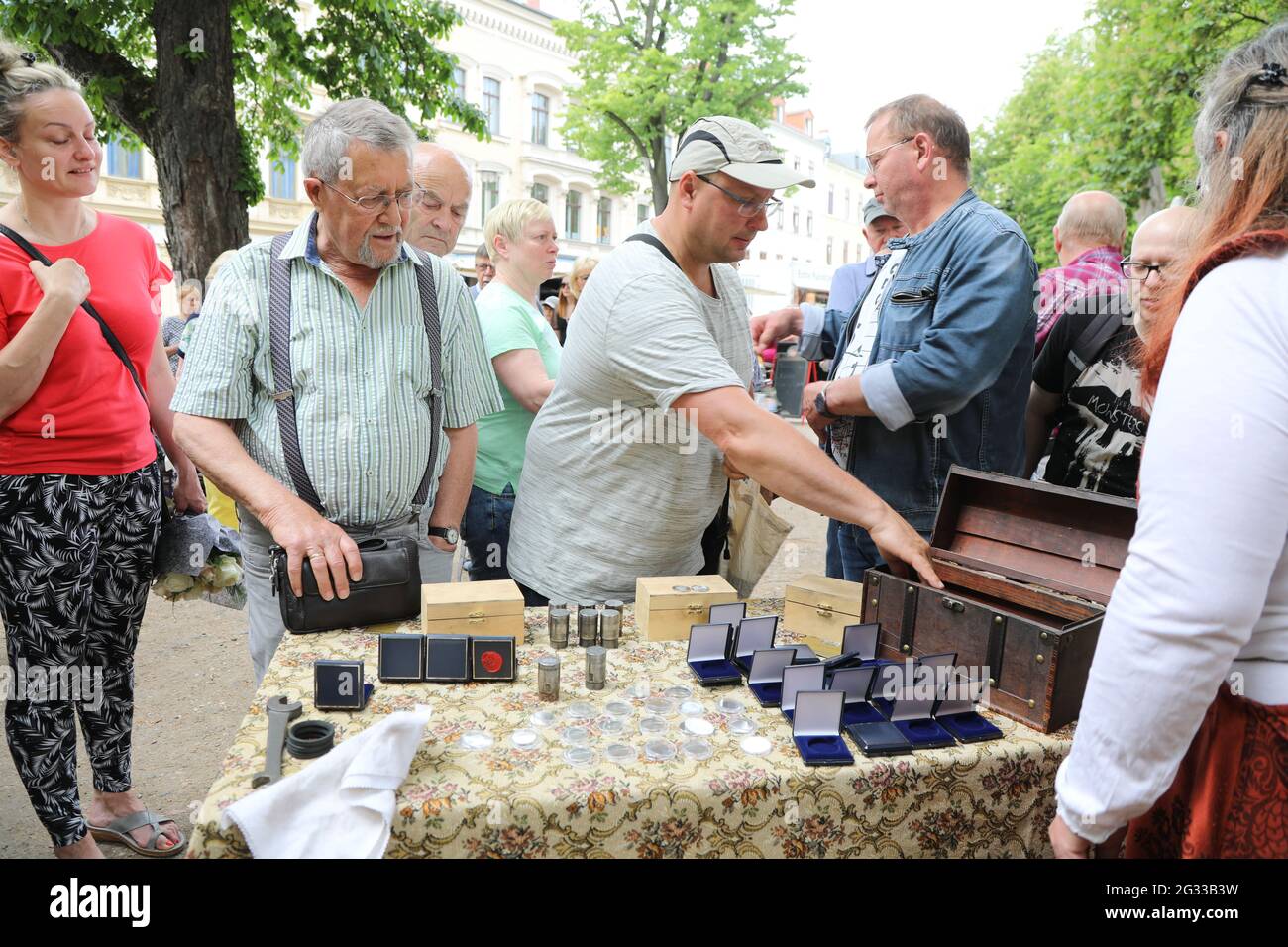 Der Görlitzer Schau-Münzer Thomas Raschke beim Schauprägen mit dem ...