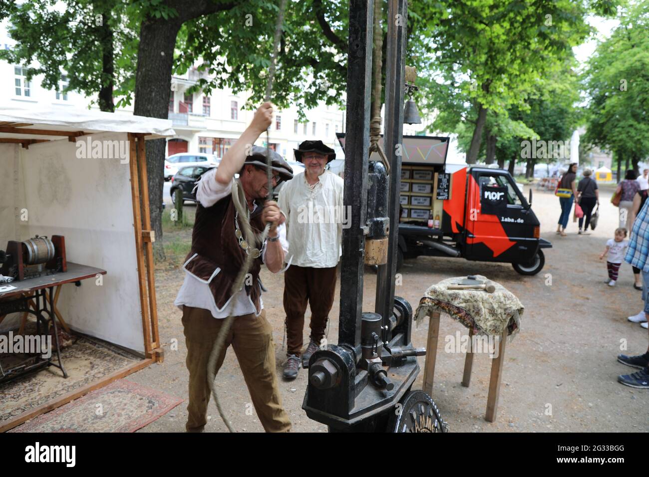 Der Görlitzer Schau-Münzer Thomas Raschke beim Schauprägen mit dem ...