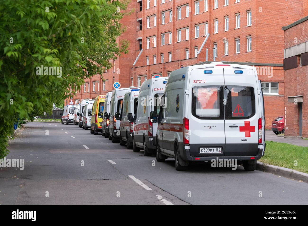 Queue of ambulances hi-res stock photography and images - Alamy