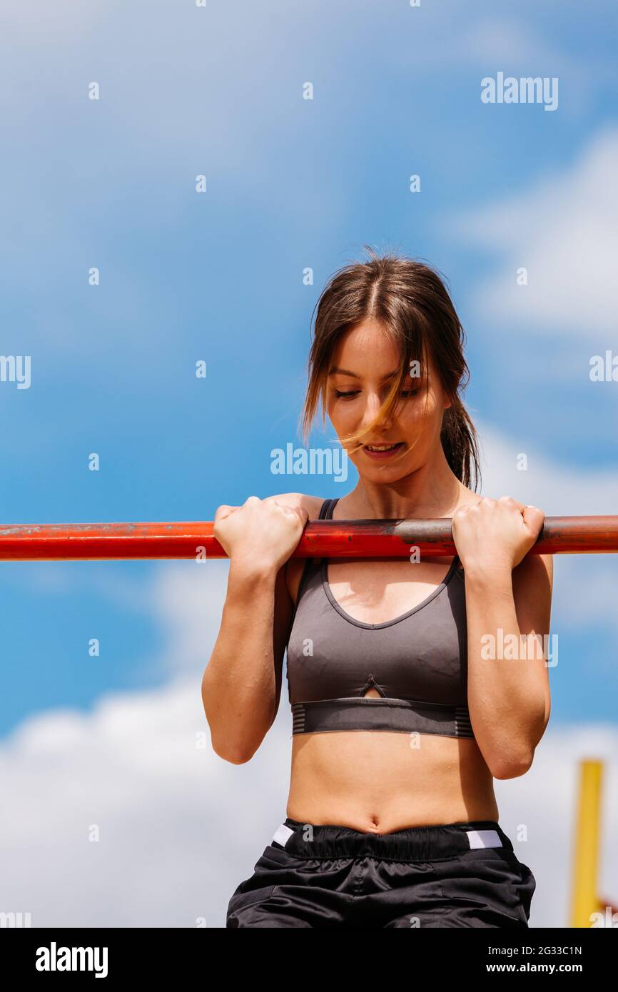 Fit women doing pull ups hi-res stock photography and images - Alamy