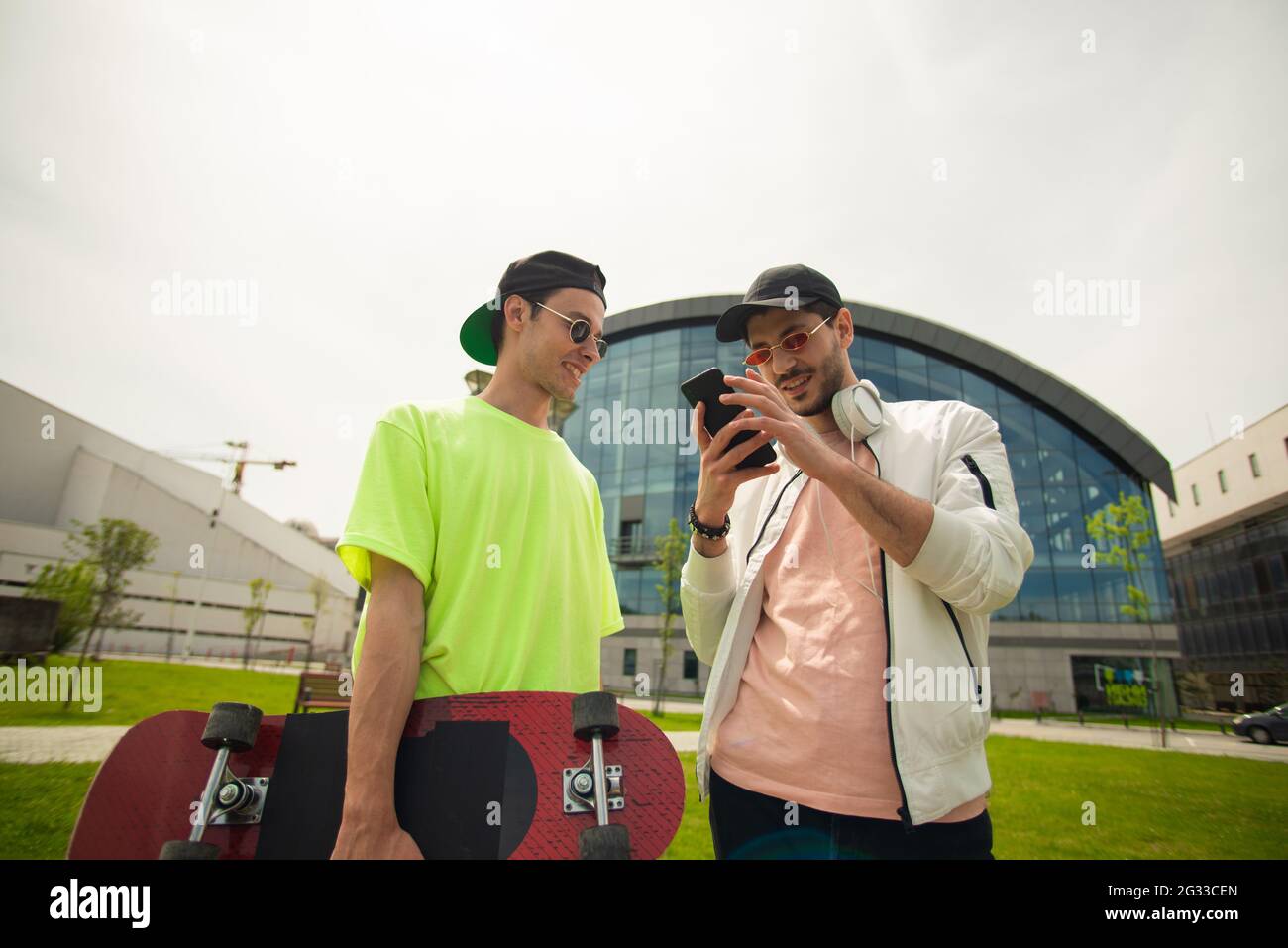 Two guys hanging out outdoors hi-res stock photography and images - Alamy