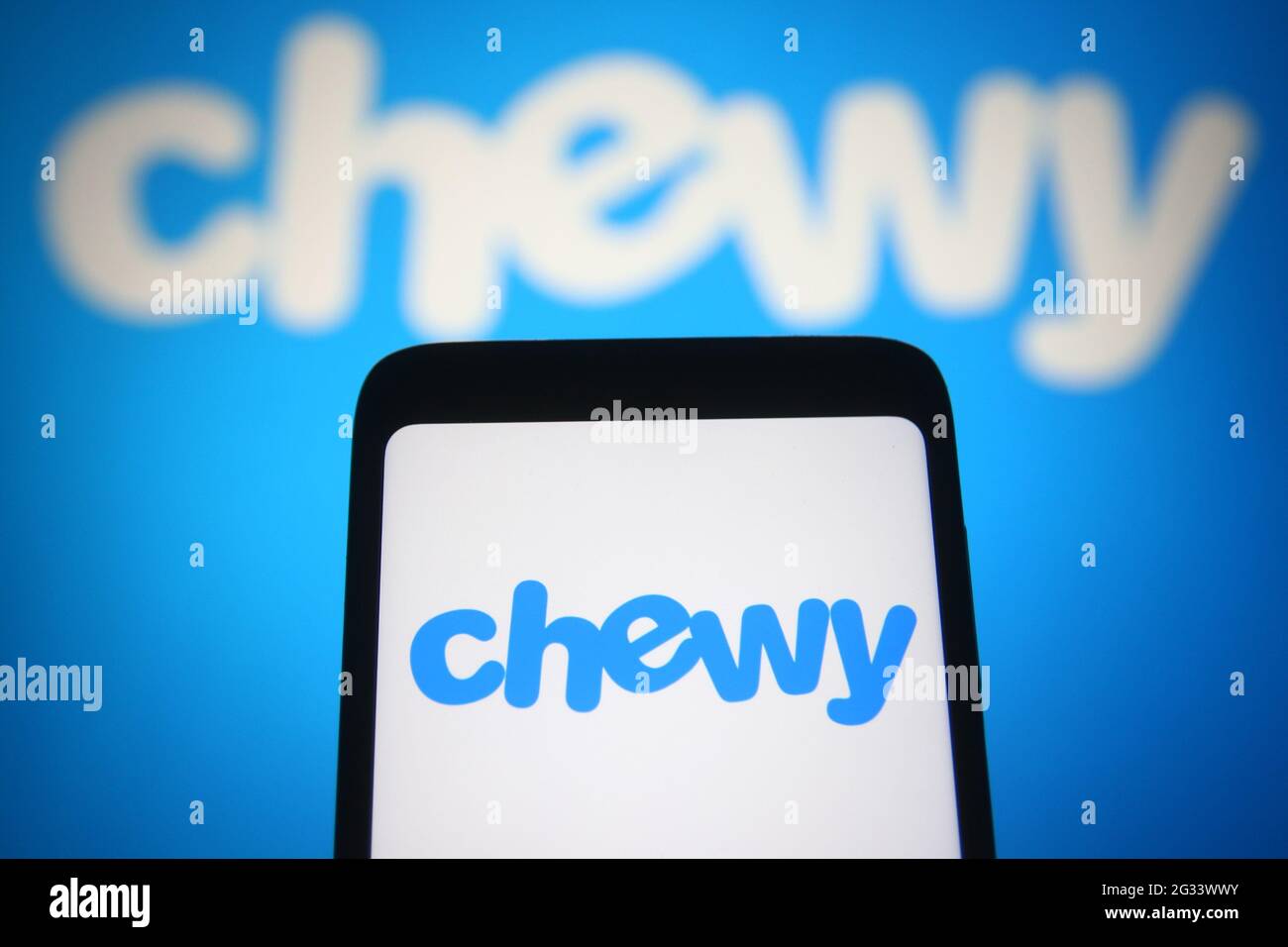 Chewy logo hi-res stock photography and images - Alamy